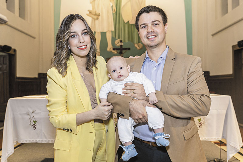El pequeño junto a sus padres, Jimena Saldívar Romañach y Jorge Parodi ...