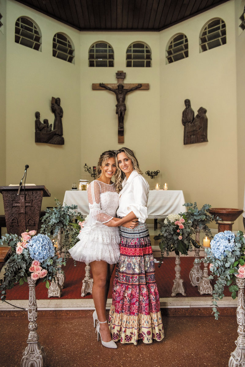 La cumpleañera y su mamá, Larissa Schaerer, al término de la ceremonia ...
